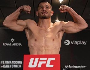 Makmund Muradov zvládol svoj prvý zápas v UFC | VIDEO | 7sport.sk